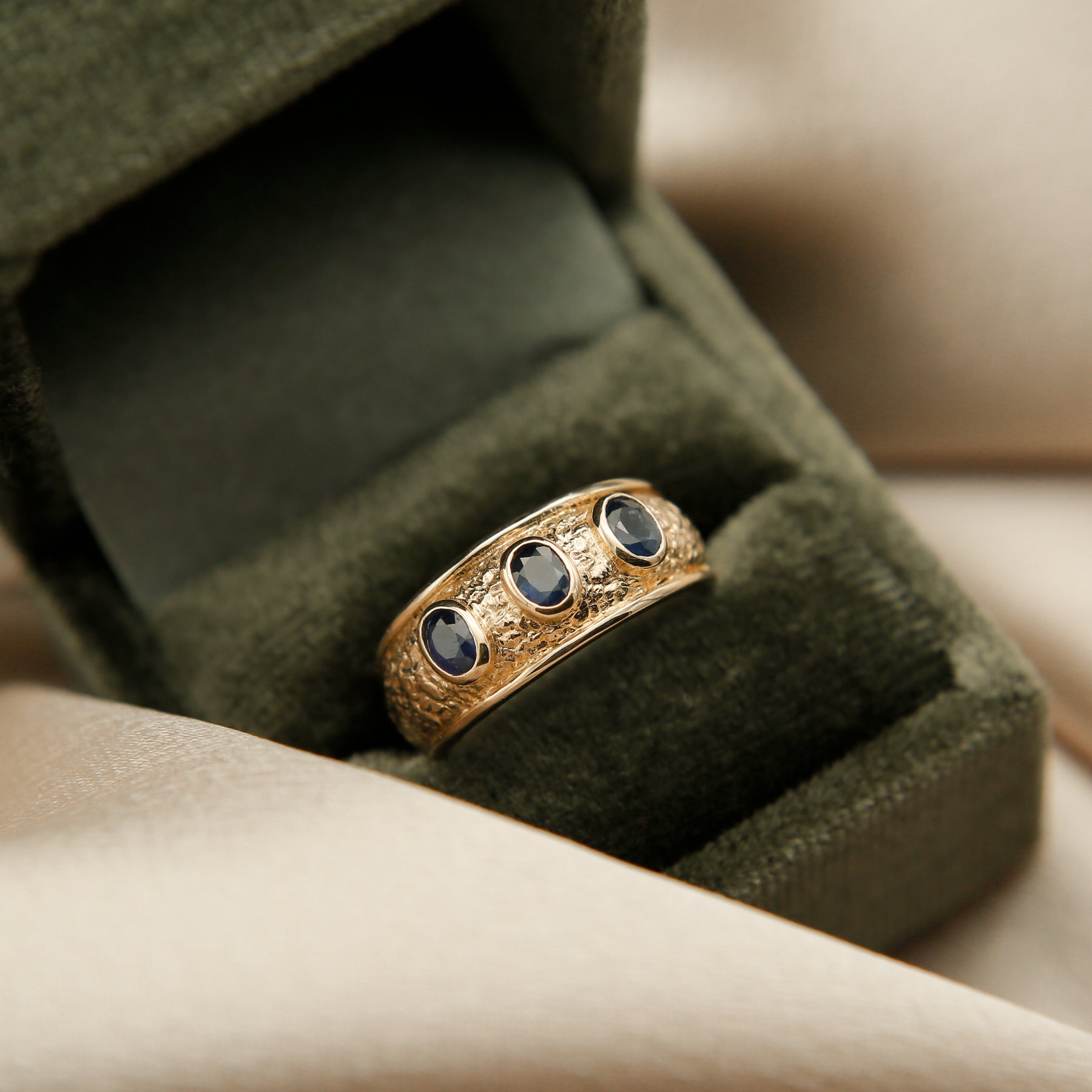 Vintage 19k Texture & 3 Stone Band | SZ 7